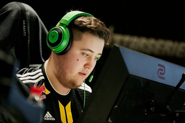 Zyw0o With 46 Frags To Carry His Teammates On Dust2