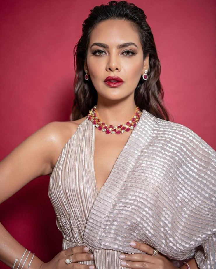 Gorgeous Actress Esha Gupta Was One Of The Curviest & Shortest Models