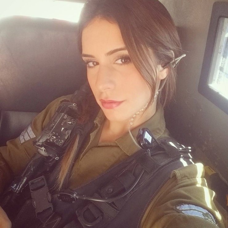 Fans Crazy About Sexy Body Of Former Israeli Soldier - Queen Of Guns