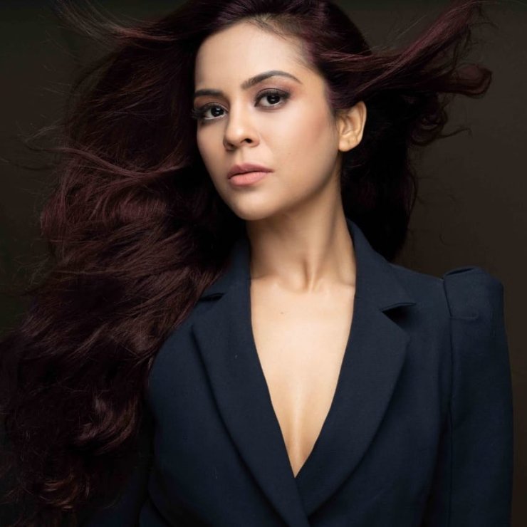 Beautiful Actress Sana Saeed Raises Temperature With Gorgeous Pictures