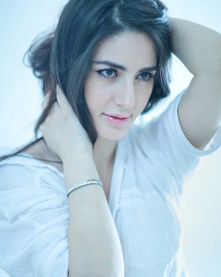 Dutch Actress Farah Karimaee Is Teasing Fans With Super Sultry Looks