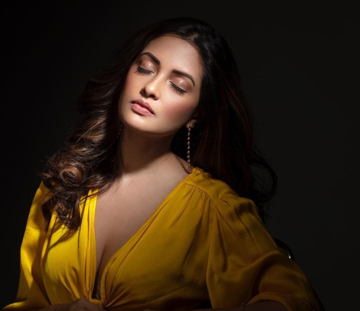 Riya Sen Is Sweeter Than Honey With These Super Bewitching Looks