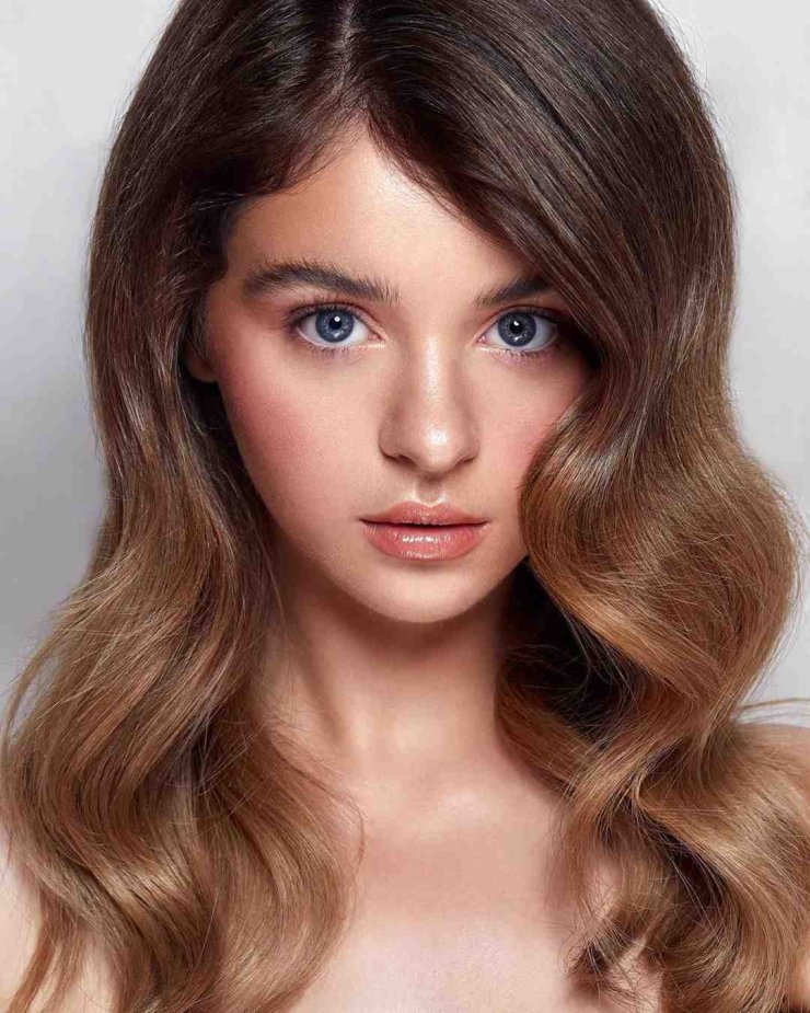 Meet British Female Gamer Who Pursues Her Dream As A Famous Model