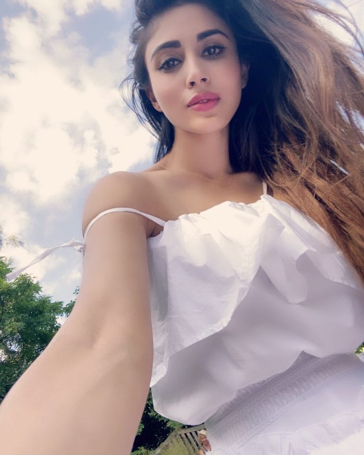 Naagin's Actress Mouni Roy Makes Hearts Race With Super Hot Pool Stills Naagin's Actress Mouni Roy Makes Hearts Race With Super Hot Pool Stills